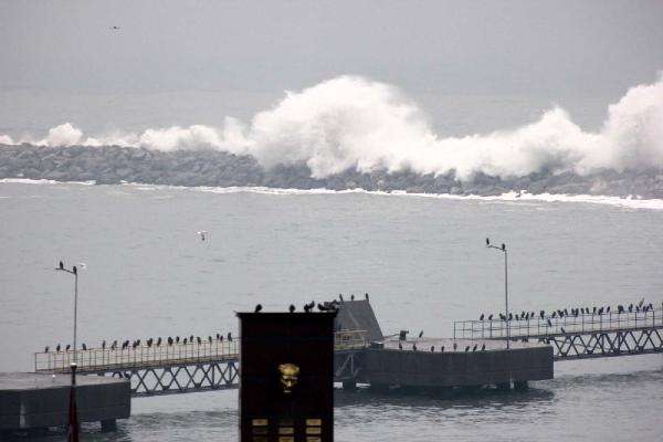 KARADENİZ'de dalga boyu 7 metreye ulaştı