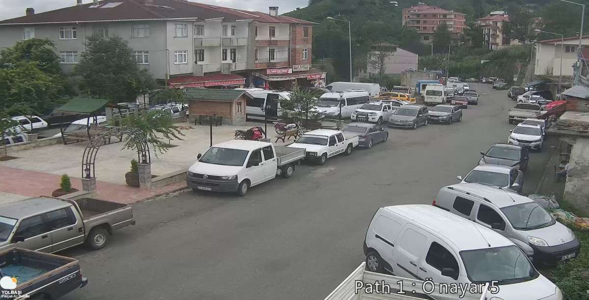 SOKAKTA BU KADAR ARAÇ VARKEN ACABA NEDEN TEK BİR İNSAN YOK SOKAKTA BU KADAR ARAÇ VARKEN ACABA NEDEN TEK BİR İNSAN YOK